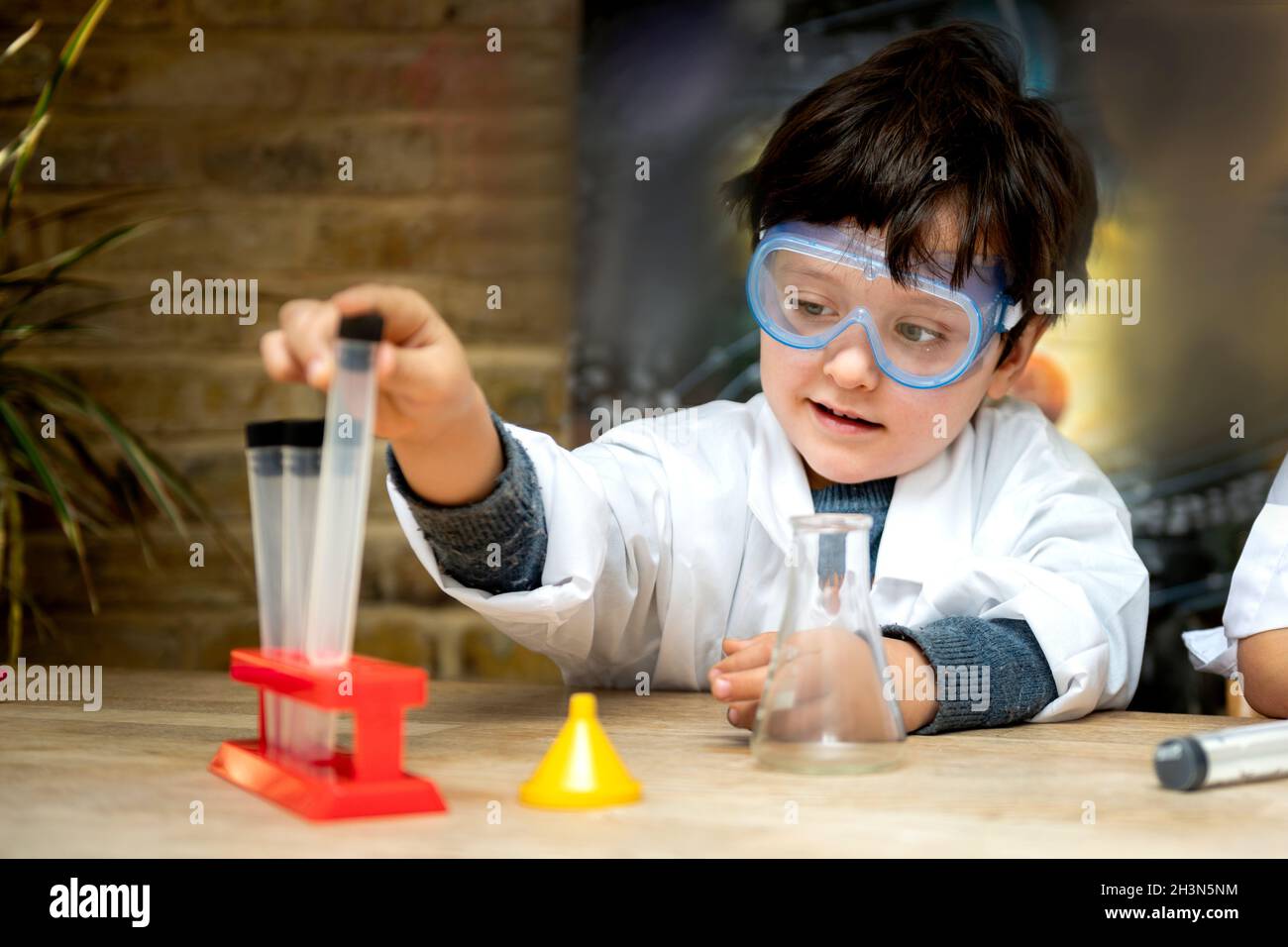 Home school science experiment hi-res stock photography and images - Alamy