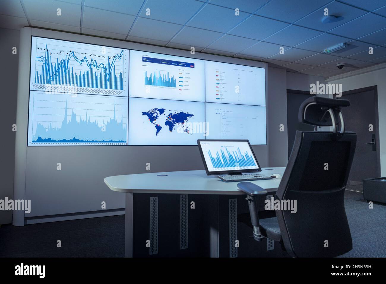 Screens control room hi-res stock photography and images - Alamy