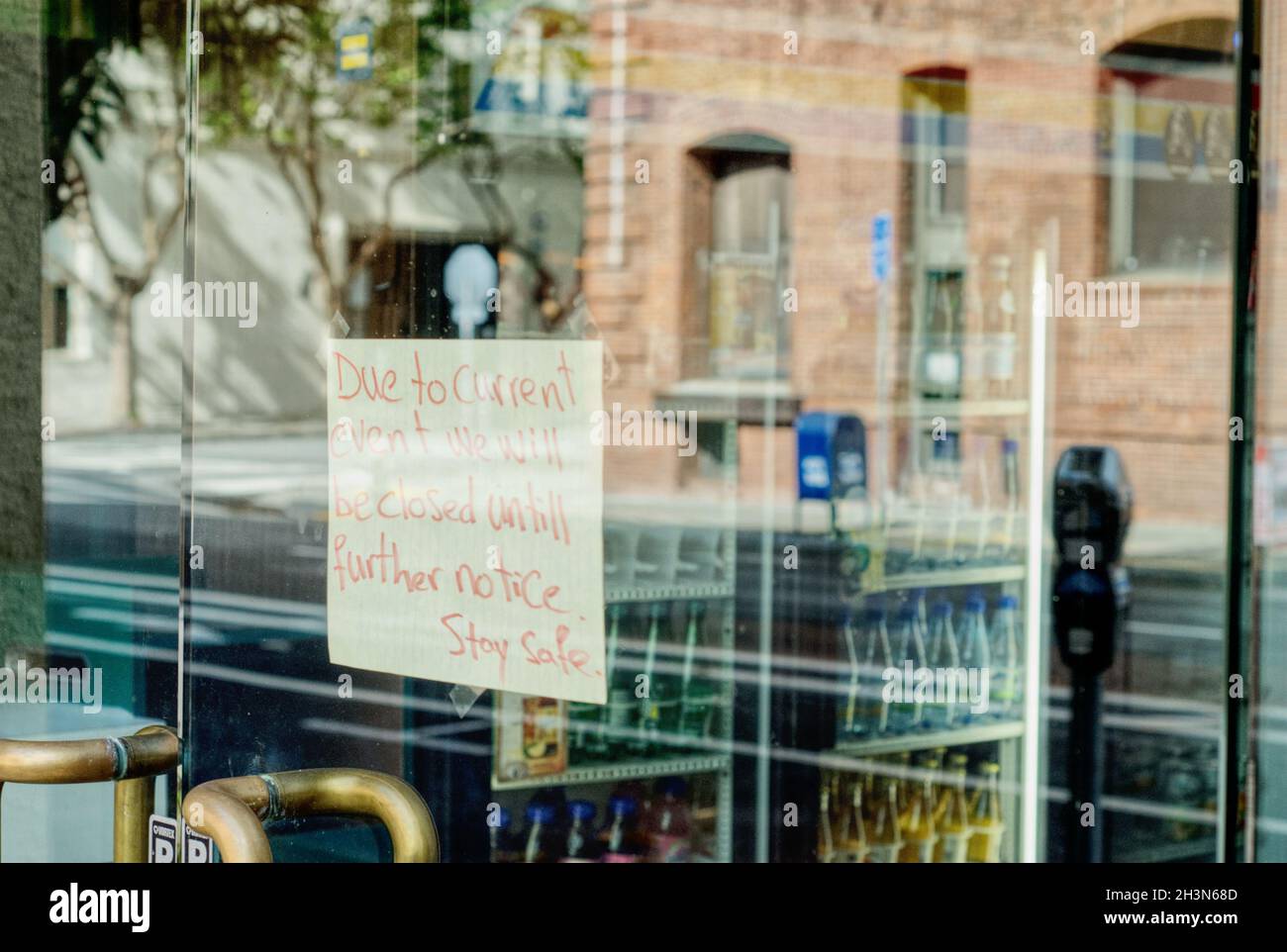 Closed until further notice sign hi-res stock photography and images ...