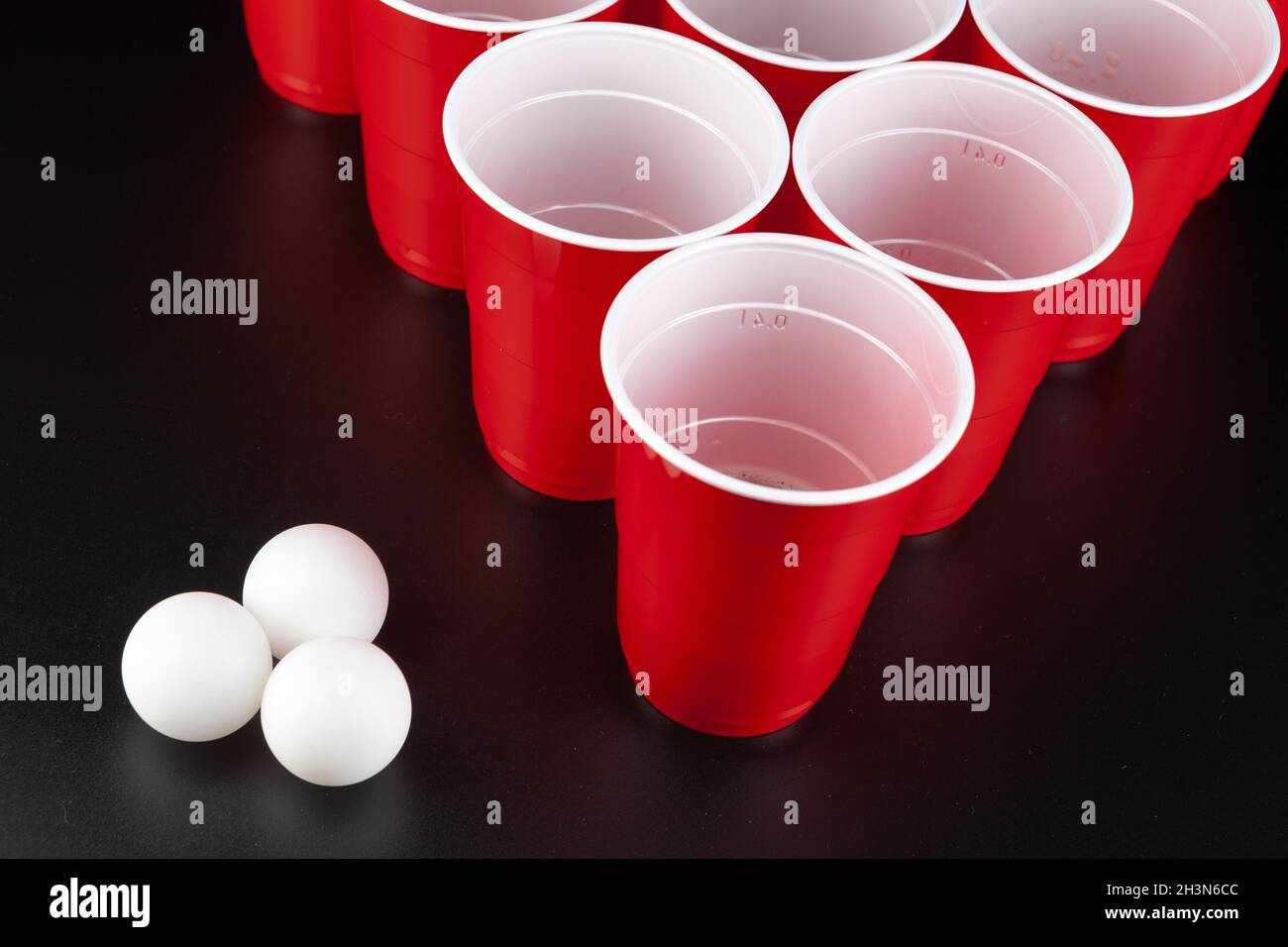 Red booze cups hi-res stock photography and images - Alamy