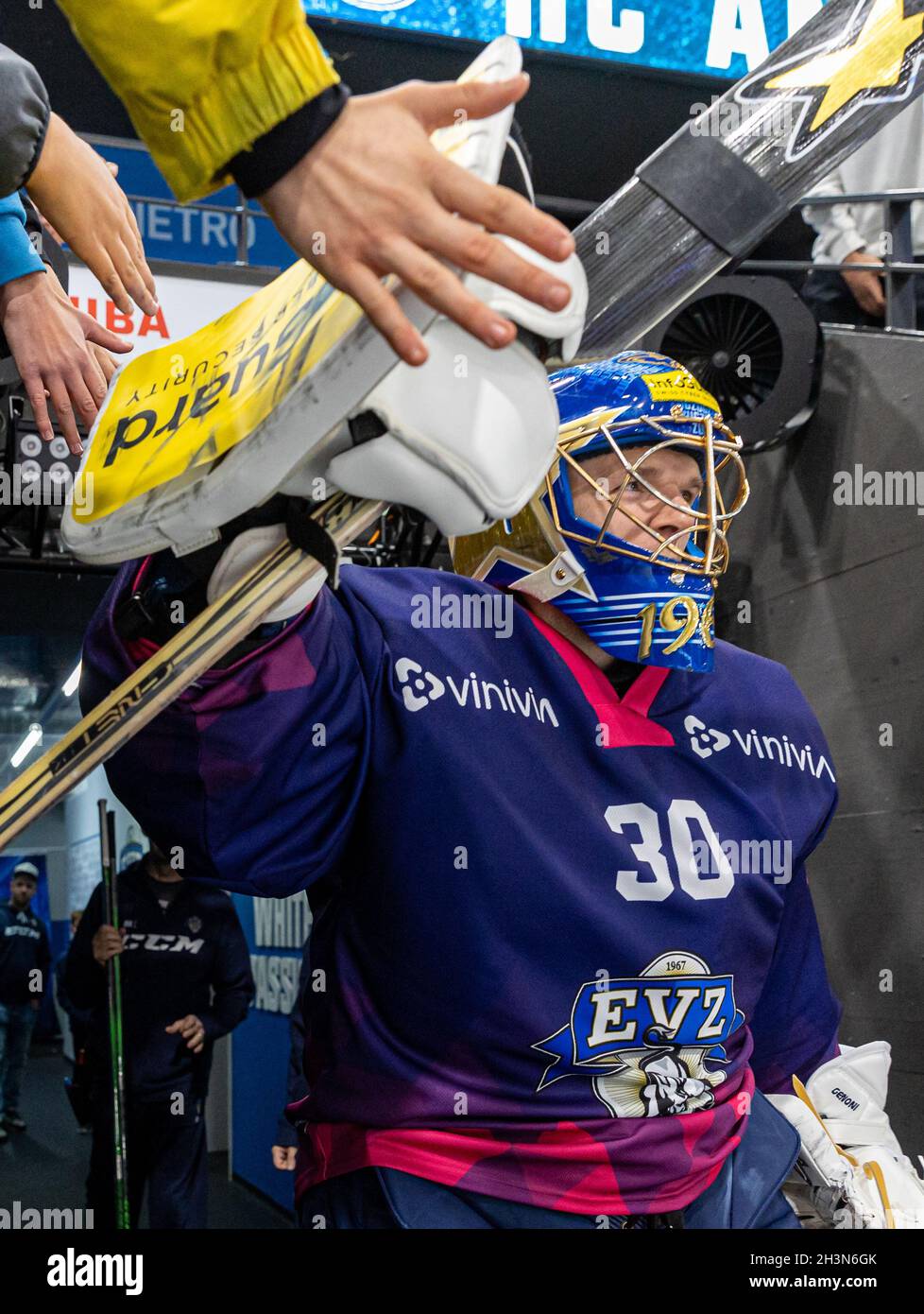 Leonardo Genoni # 30 (EV Zug) during the National League Regular Season ...