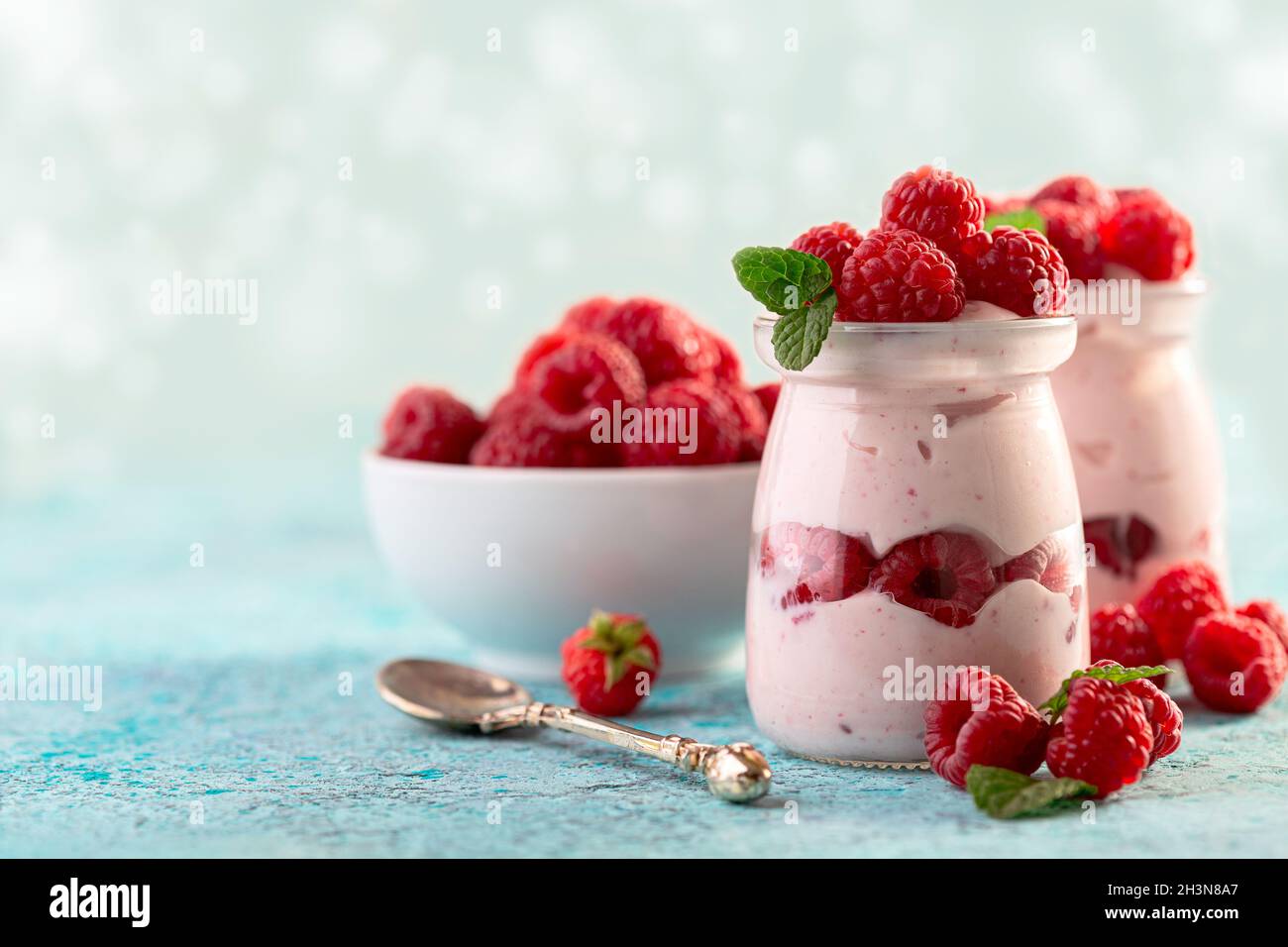 Yogurt berry healthy breakfast fresh hi-res stock photography and ...
