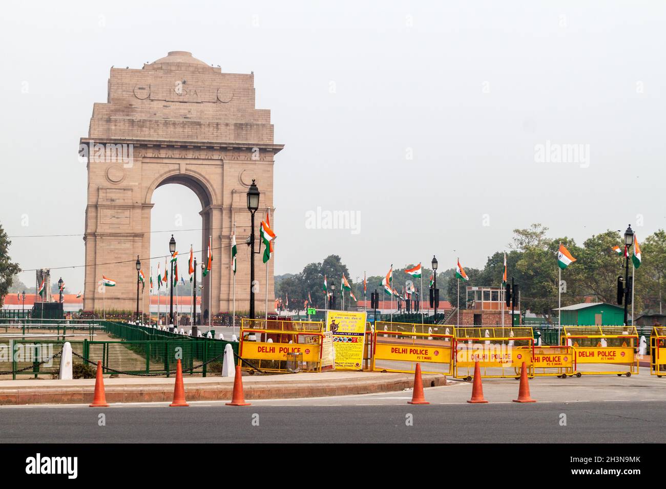 DELHI, INDIA - JANUARY 24, 2017: View of India Gate behind Delhi Police ...
