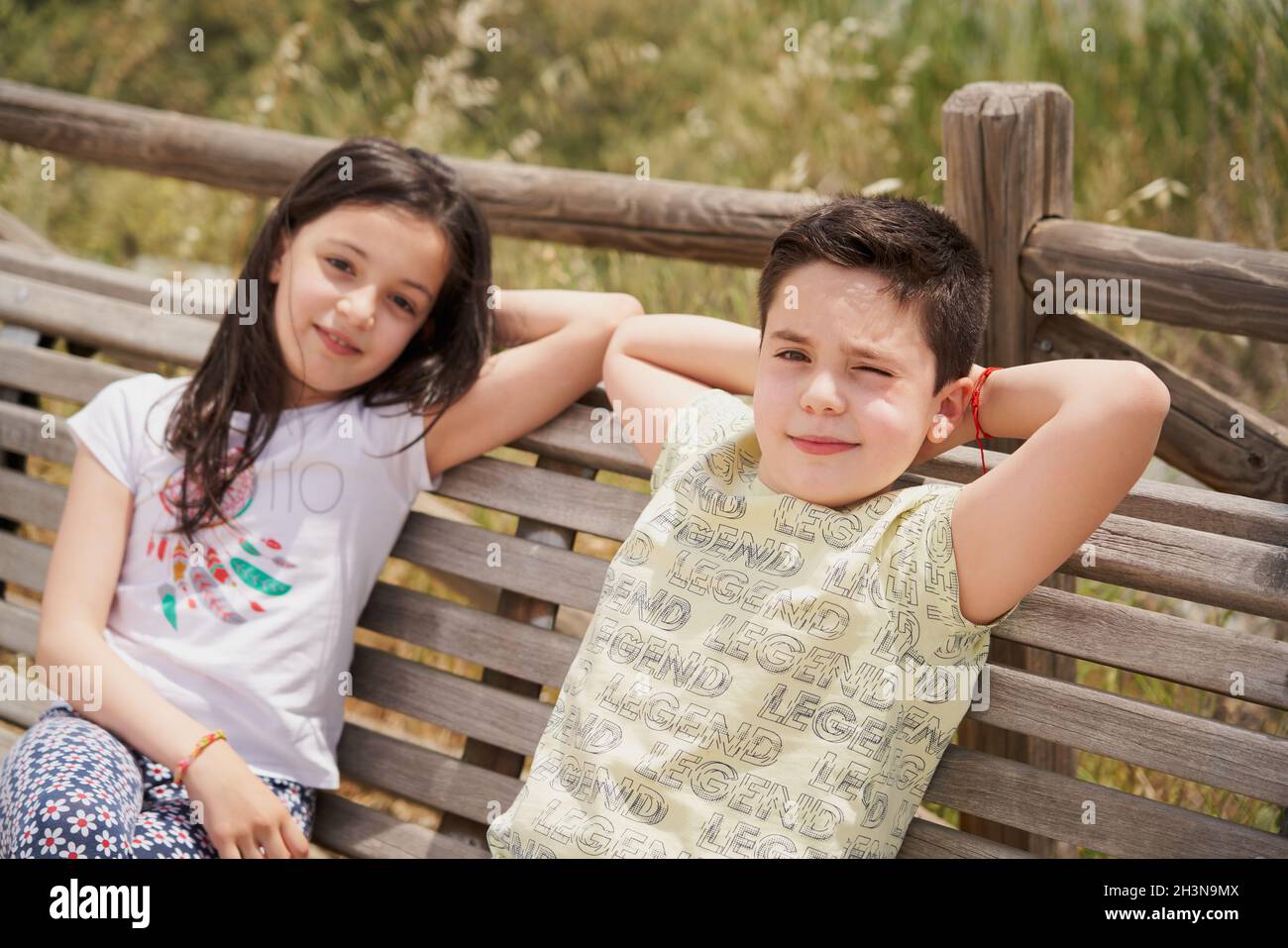School children sitting on bench hi-res stock photography and images ...