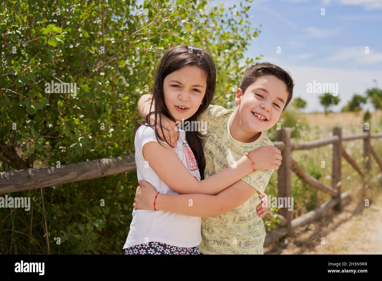 Children behind fence hi-res stock photography and images - Alamy