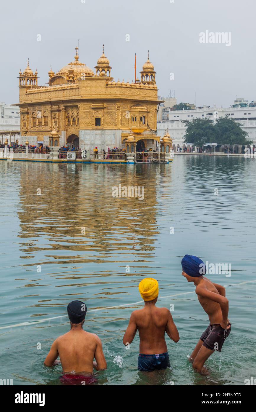 India sikh sacred gold temple pool hi-res stock photography and images ...