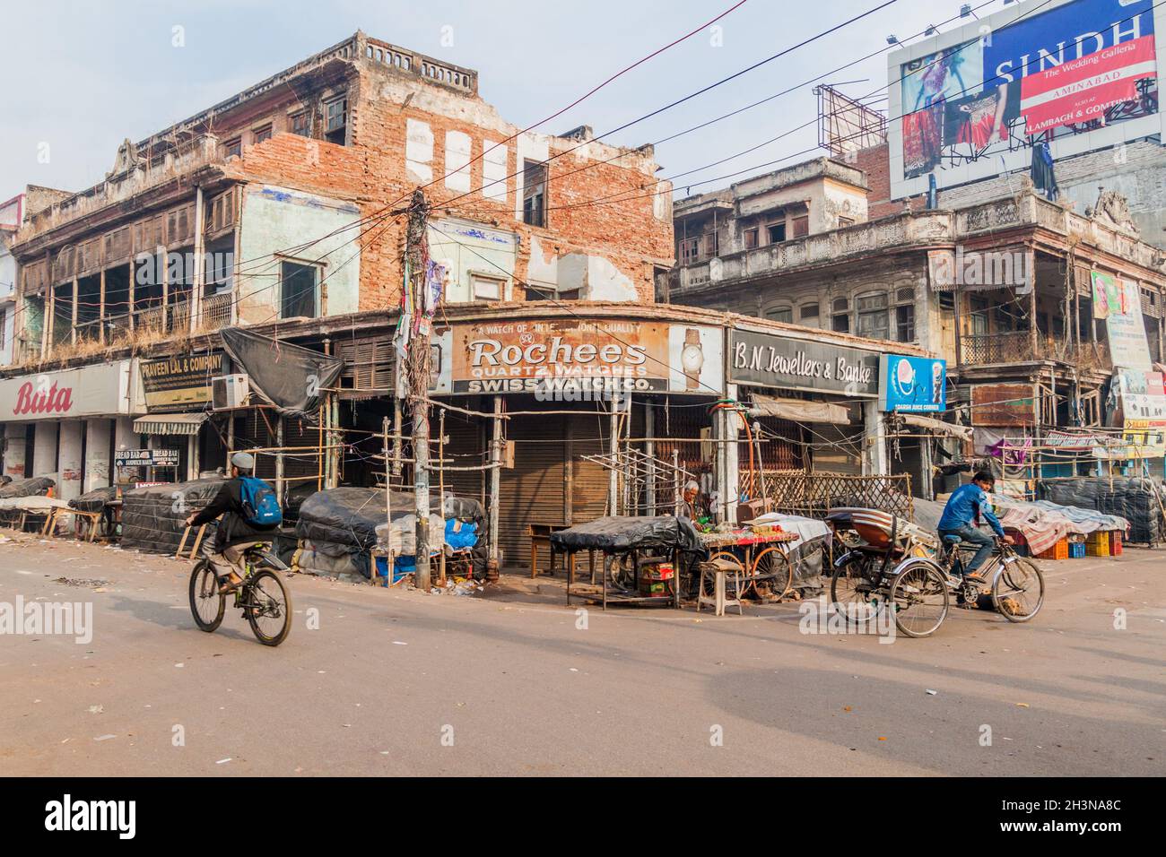 LUCKNOW, INDIA - FEBRUARY 3, 2017: Street in the center of Lucknow ...