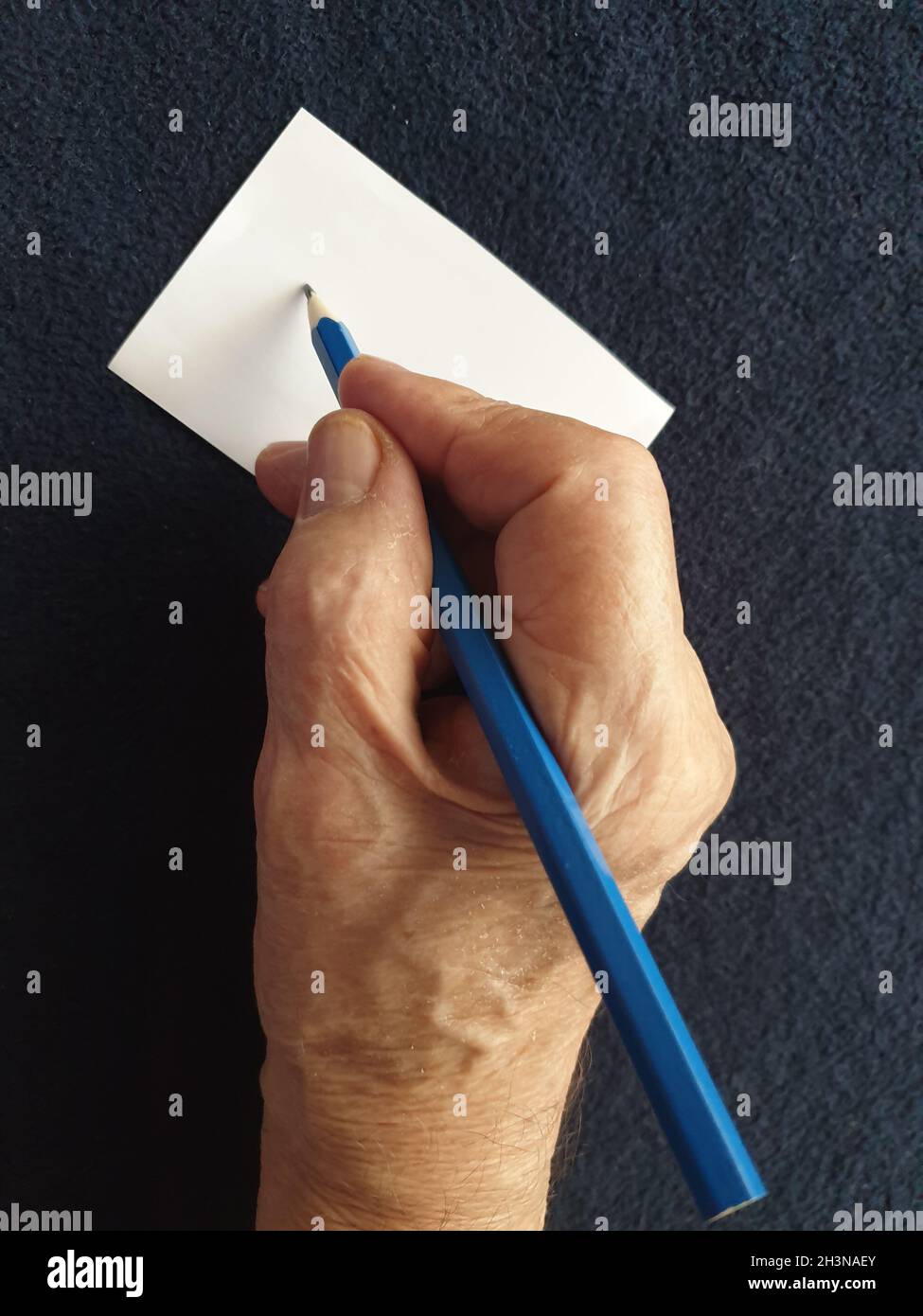 Männliche Hand beim Schreiben Stock Photo - Alamy