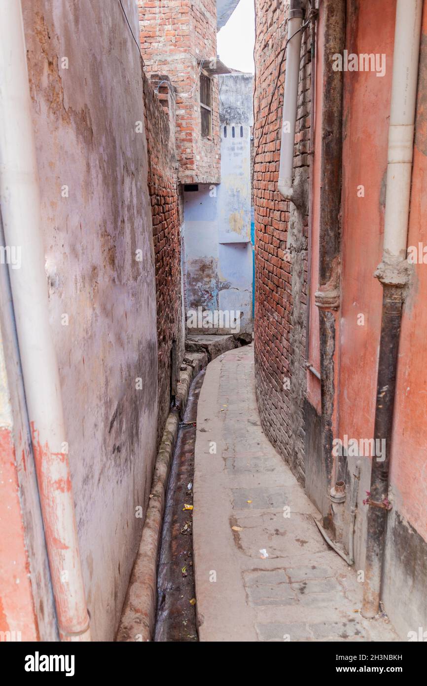 Narrow alley in Lucknow, Uttar Pradesh state, India Stock Photo - Alamy
