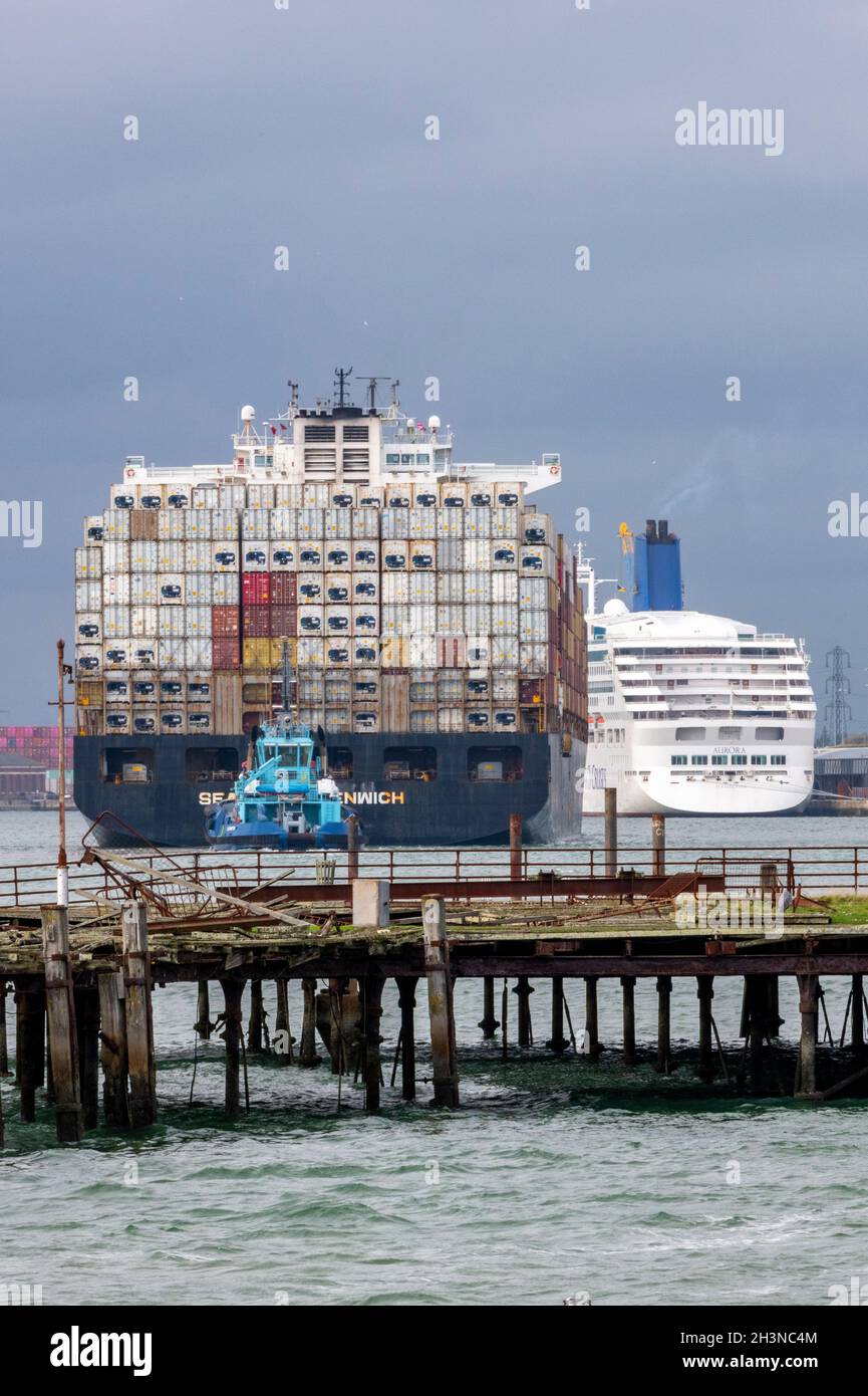 container ship, southampton docks, harbour tugs, towage, marine towage ...