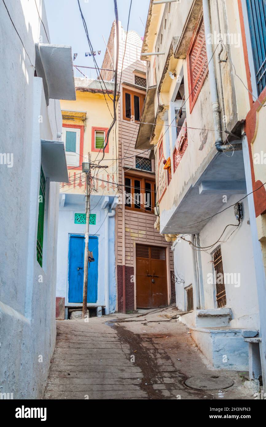 Narrow alley in Udaipur, Rajasthan state, India Stock Photo - Alamy