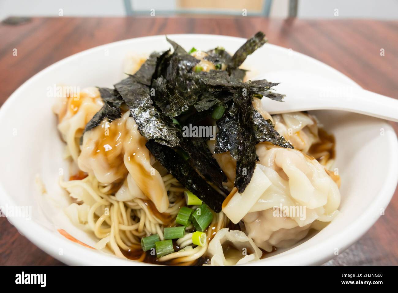 Hot chinese wonton noodles soup hi-res stock photography and images - Alamy