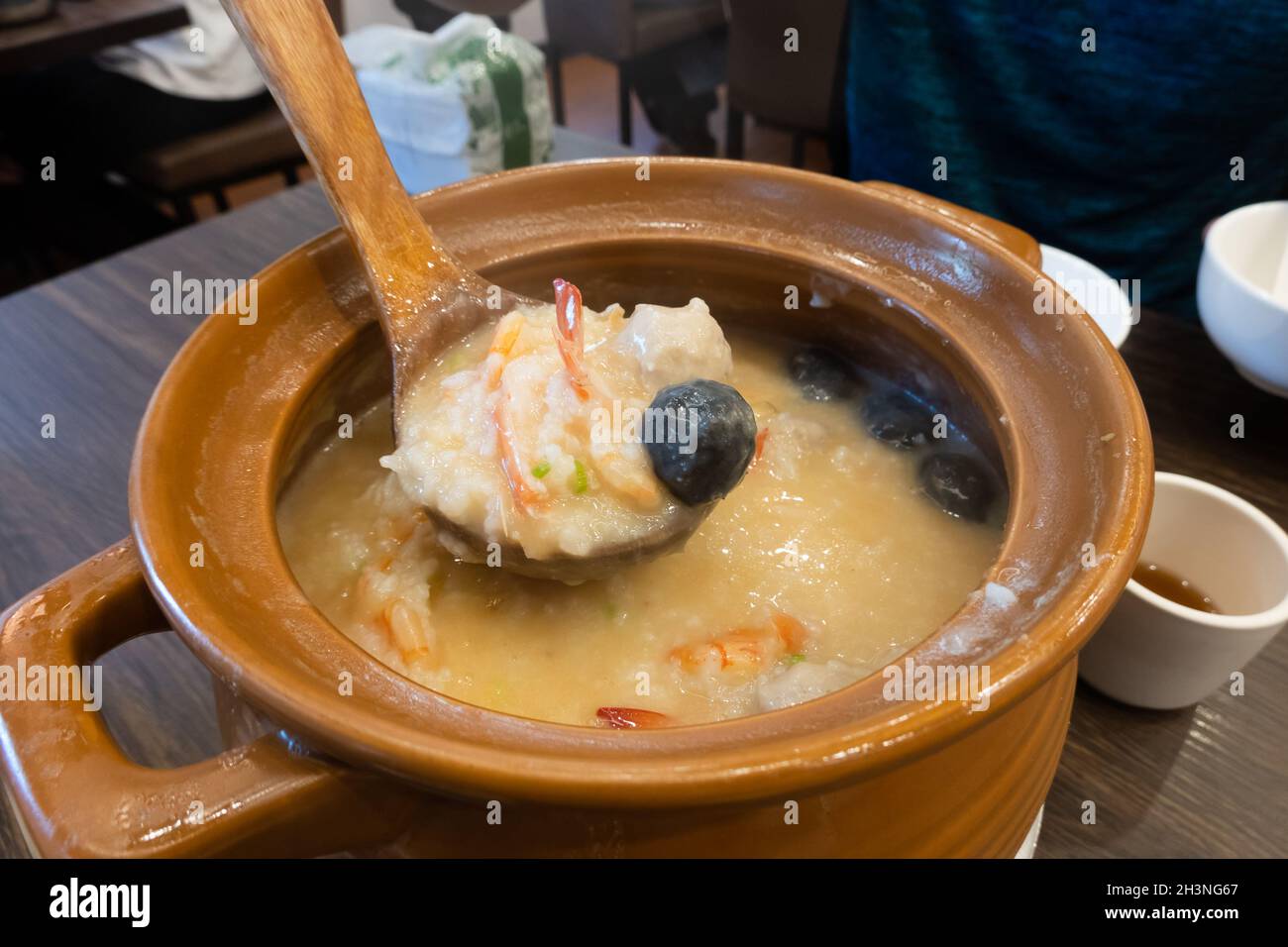 Rice porridge in a pottery pot Stock Photo - Alamy