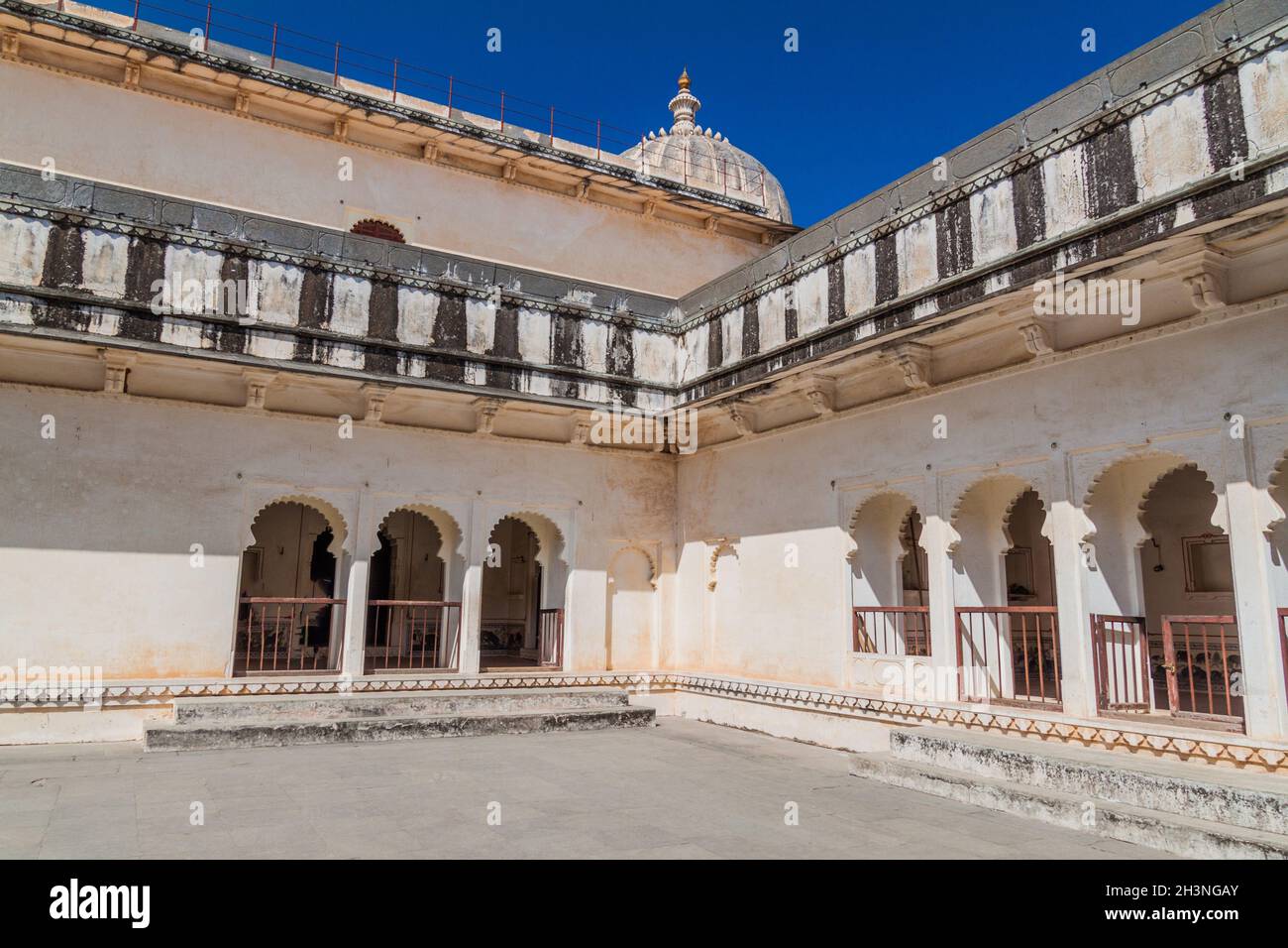 Courtyard of Badal Mahal palace at Kumbhalgarh fortress, Rajasthan ...