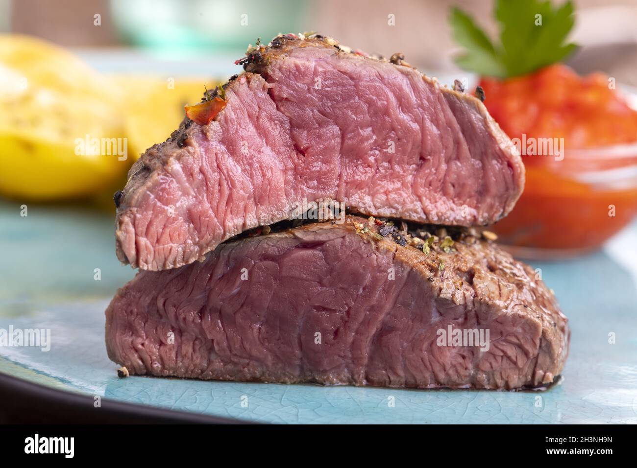 Blue plate tomato slices hi-res stock photography and images - Alamy