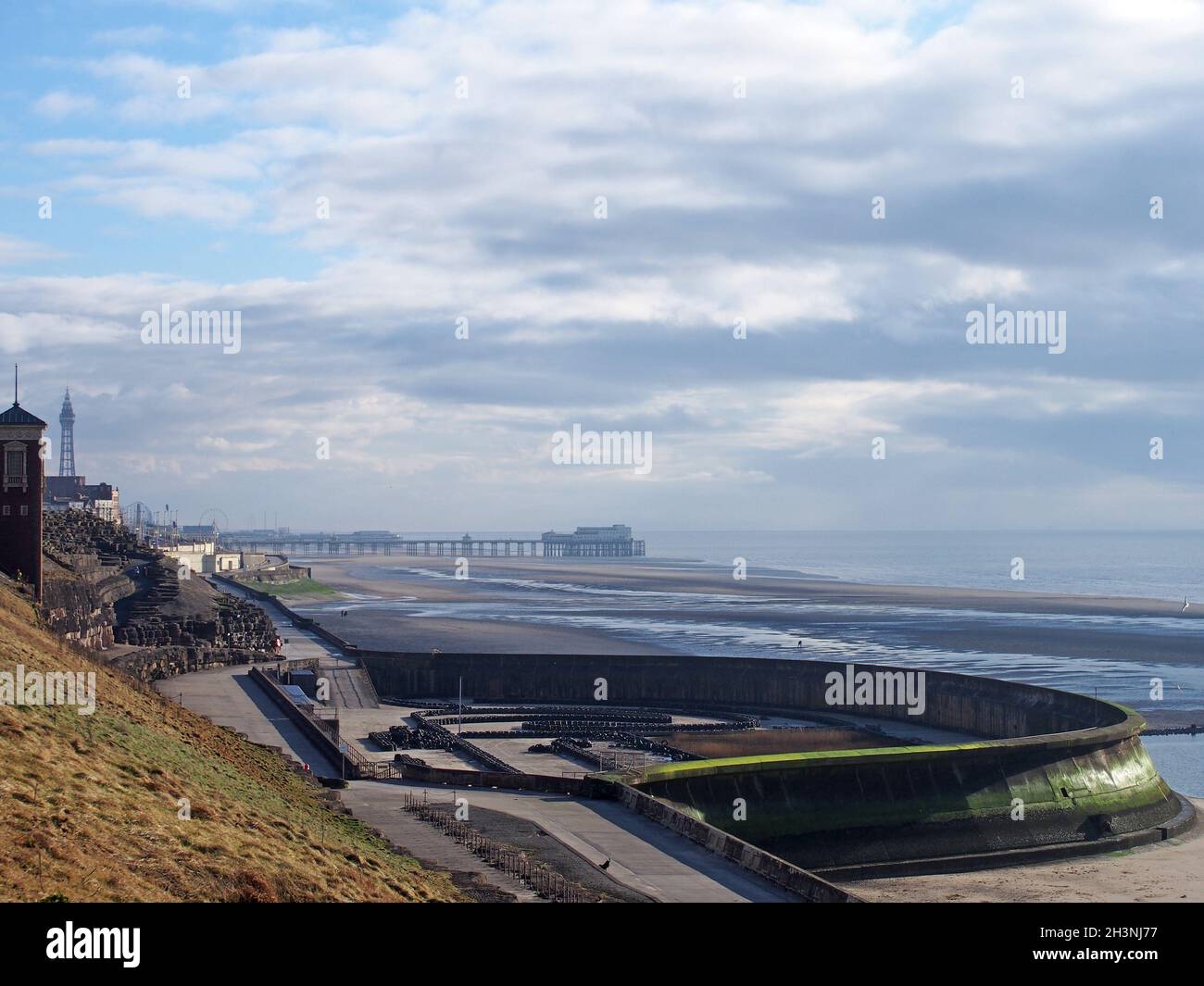The cliffs area on the south promenade in Blackpool with the beach at ...