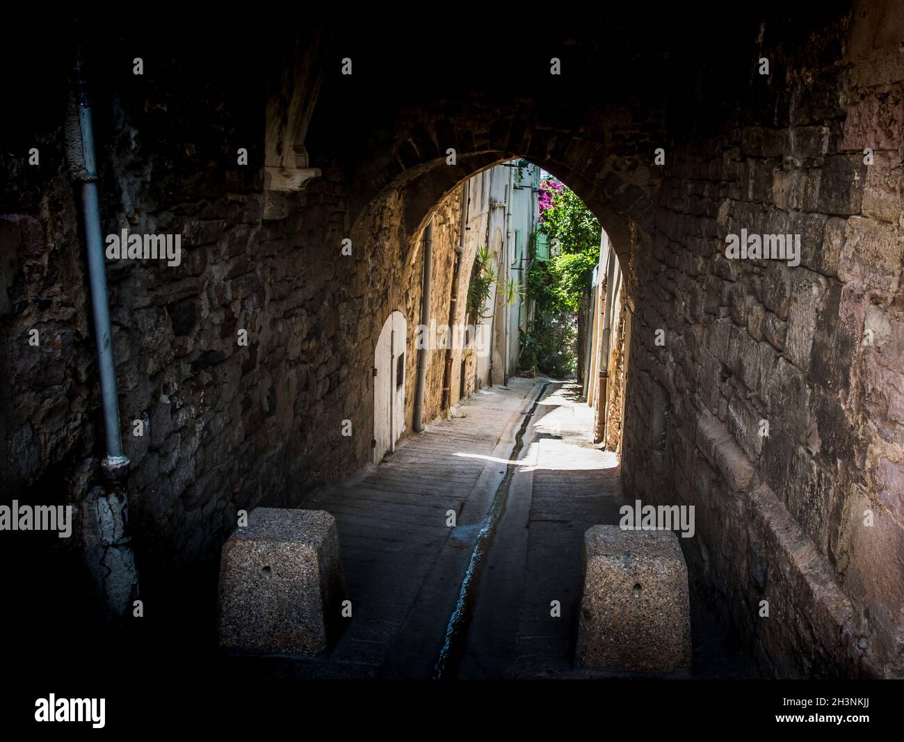Old alley in the historic center of HyÃ¨res Stock Photo - Alamy