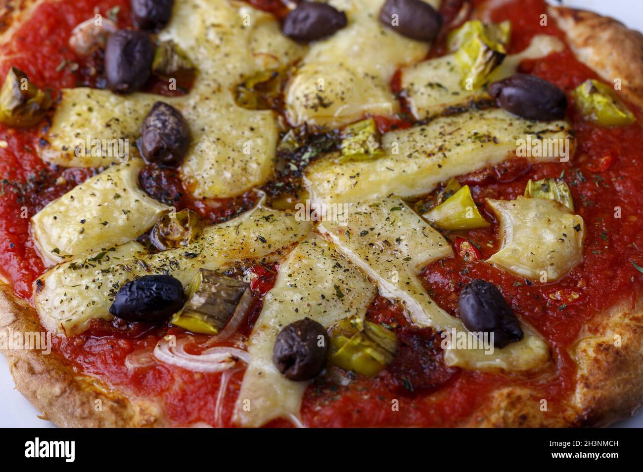 Nahaufnahme einer pizza mit oliven hi-res stock photography and images ...