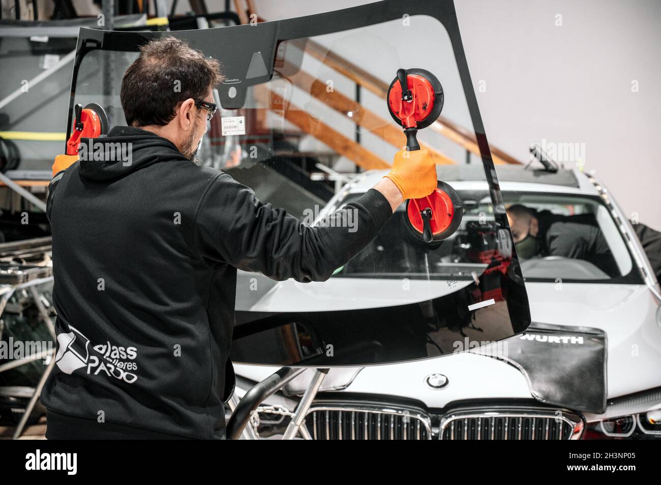 Replacing windscreen hi-res stock photography and images - Alamy