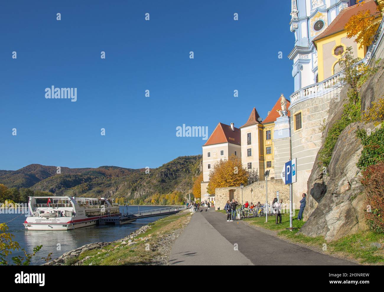 Durnstein bootsanlegestelle hi-res stock photography and images - Alamy