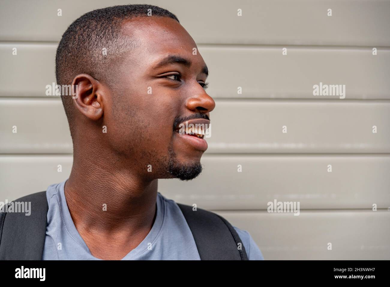 Smiling black man afro hi-res stock photography and images - Alamy
