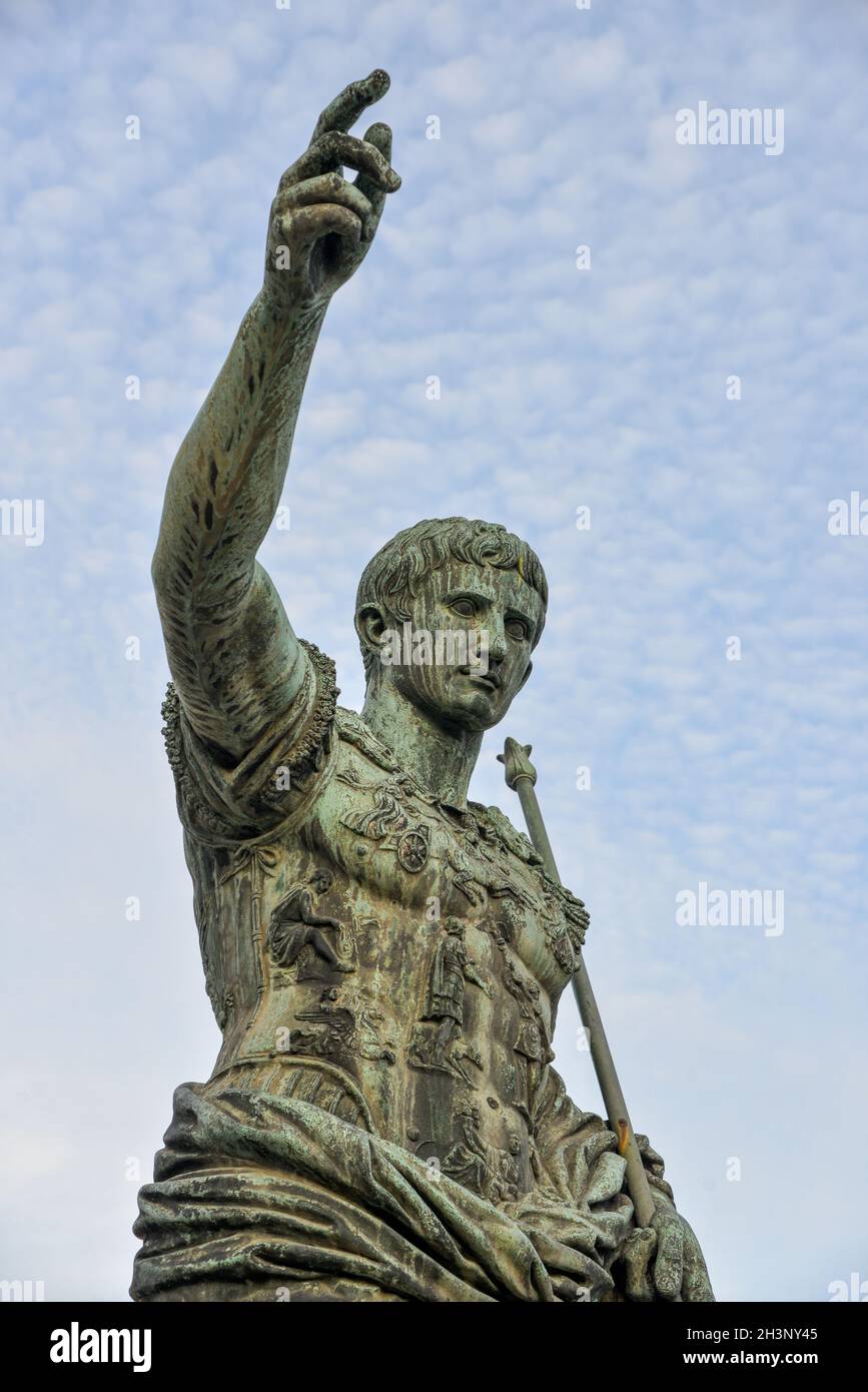 Julius cesar statue hi-res stock photography and images - Alamy