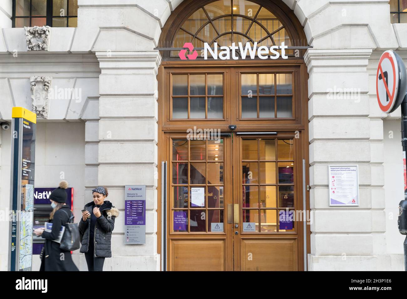 Bank of england front doors hi-res stock photography and images - Alamy