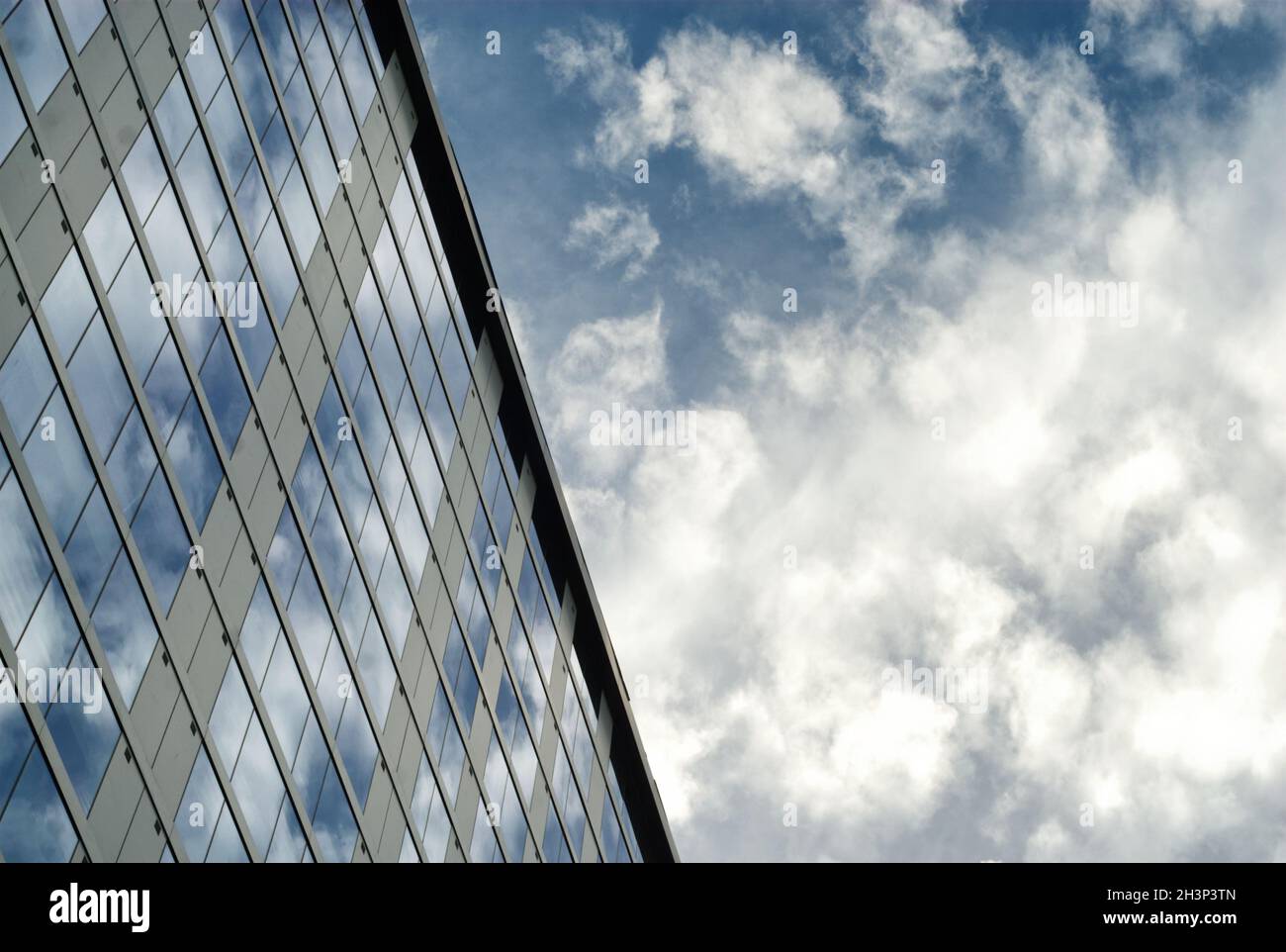 Reflective glass curtain wall hi-res stock photography and images - Alamy