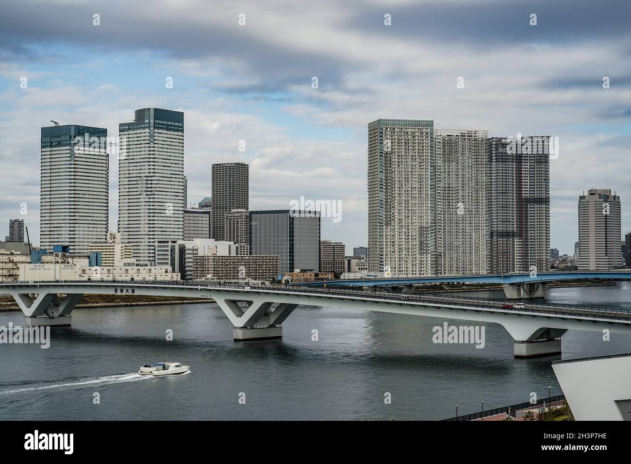 Ships and Tokyo skyline image Stock Photo - Alamy