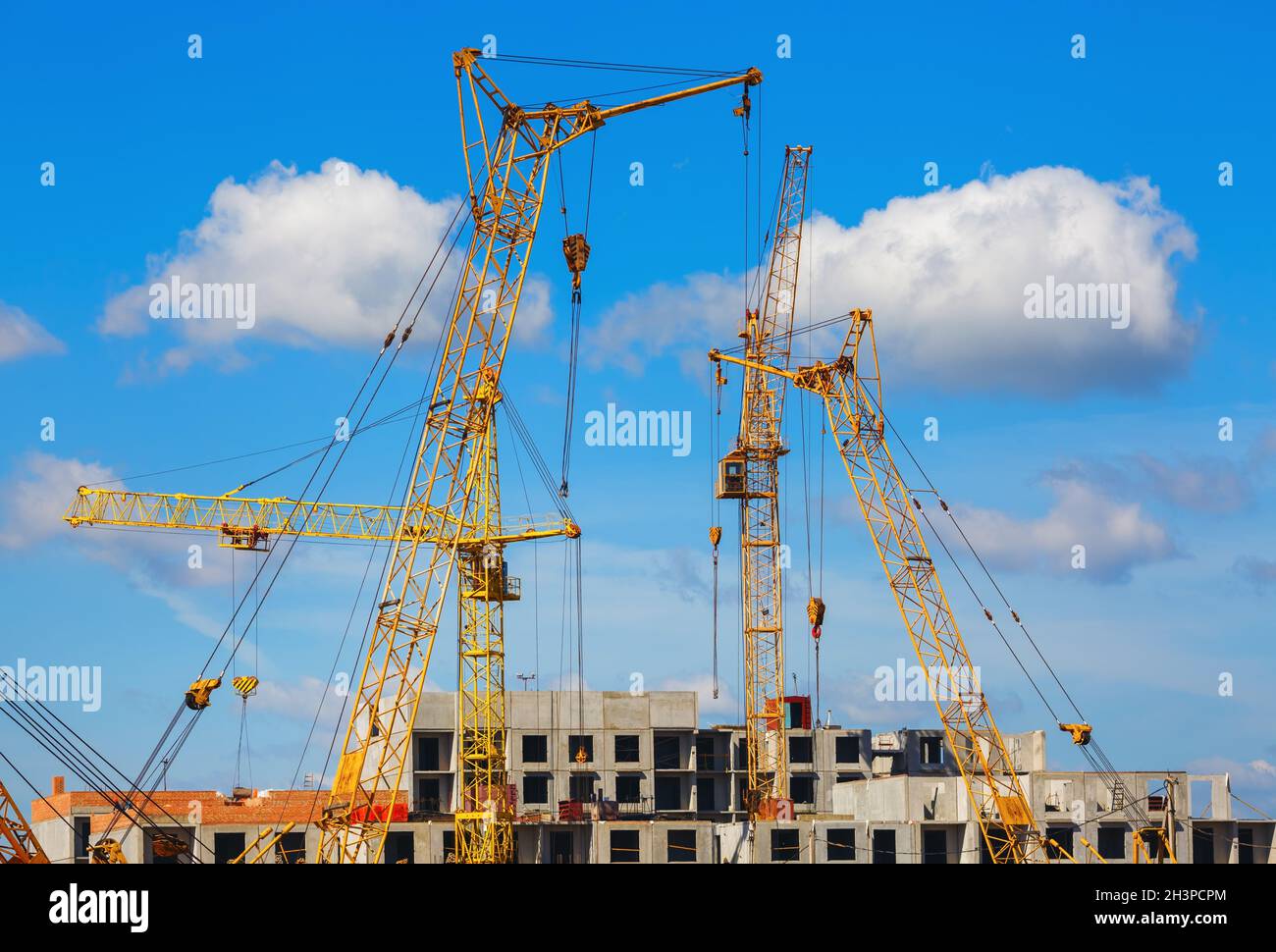 Yellow cranes, building Stock Photo - Alamy