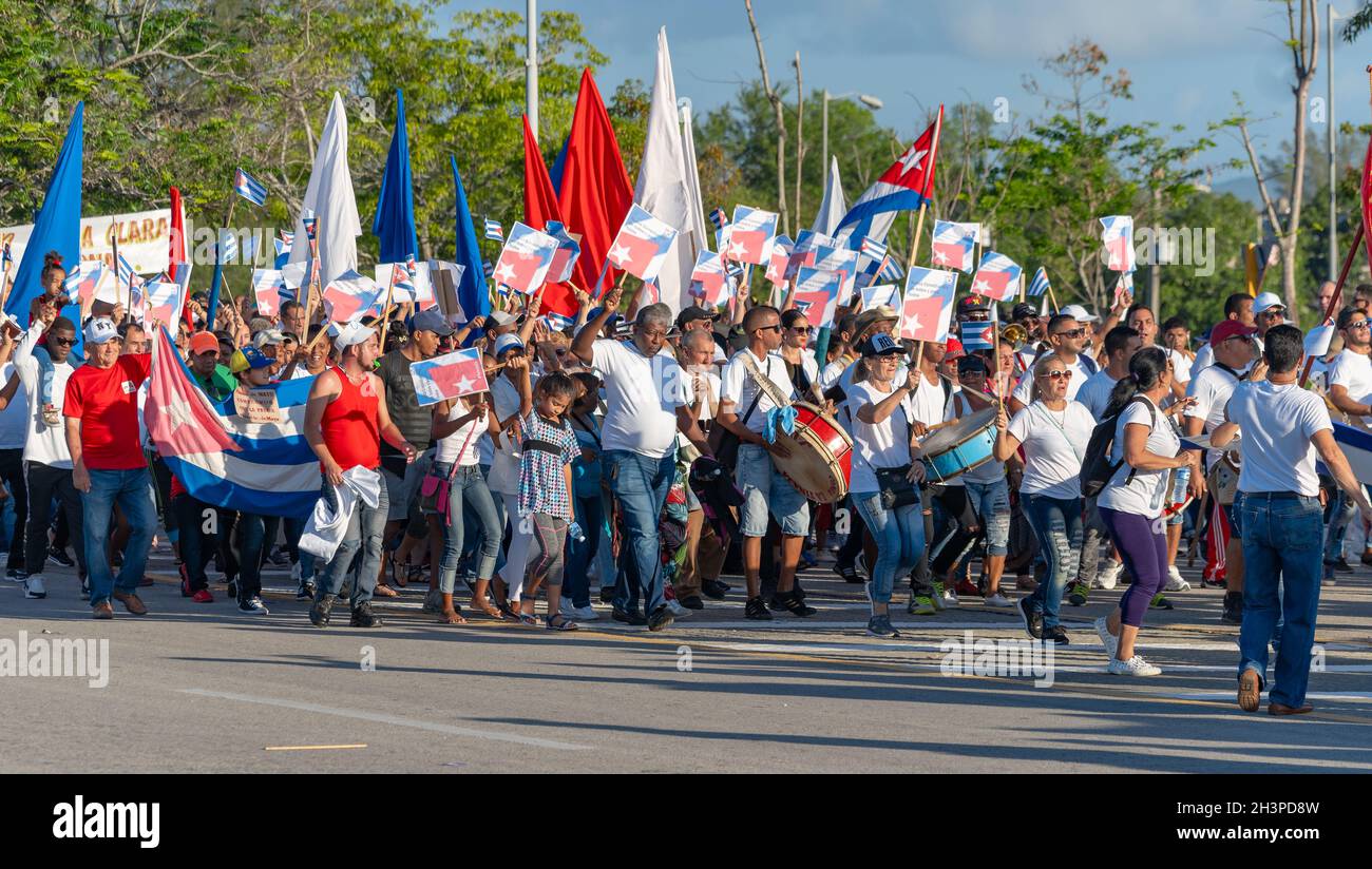 People marching hi-res stock photography and images - Alamy