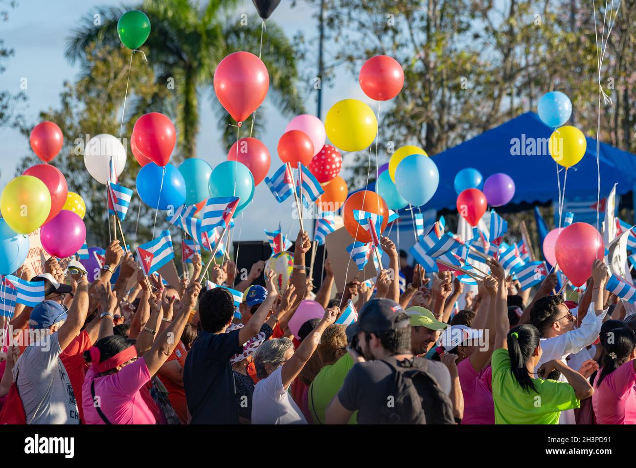 People marching hi-res stock photography and images - Alamy