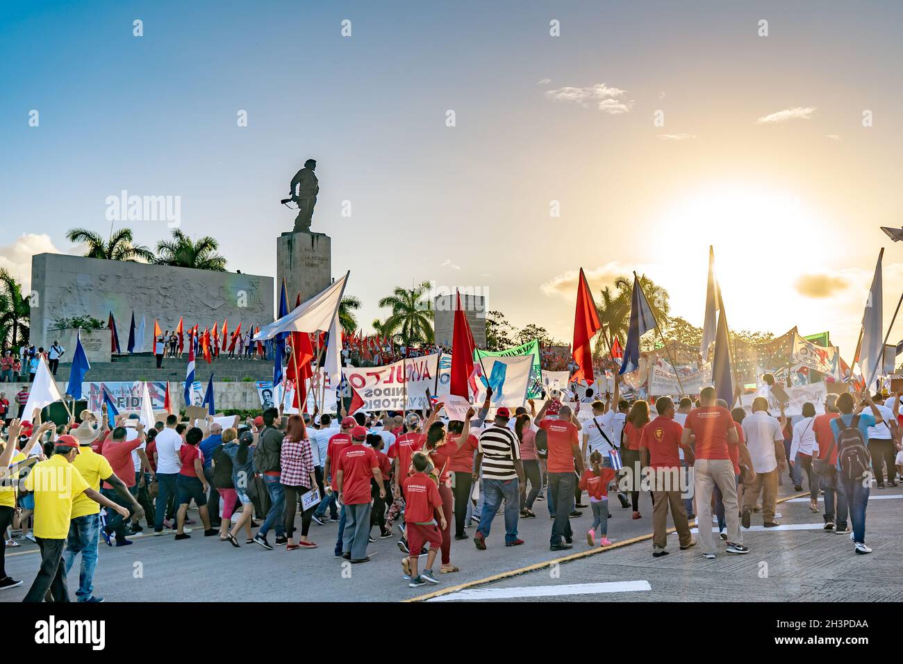 People marching hi-res stock photography and images - Alamy