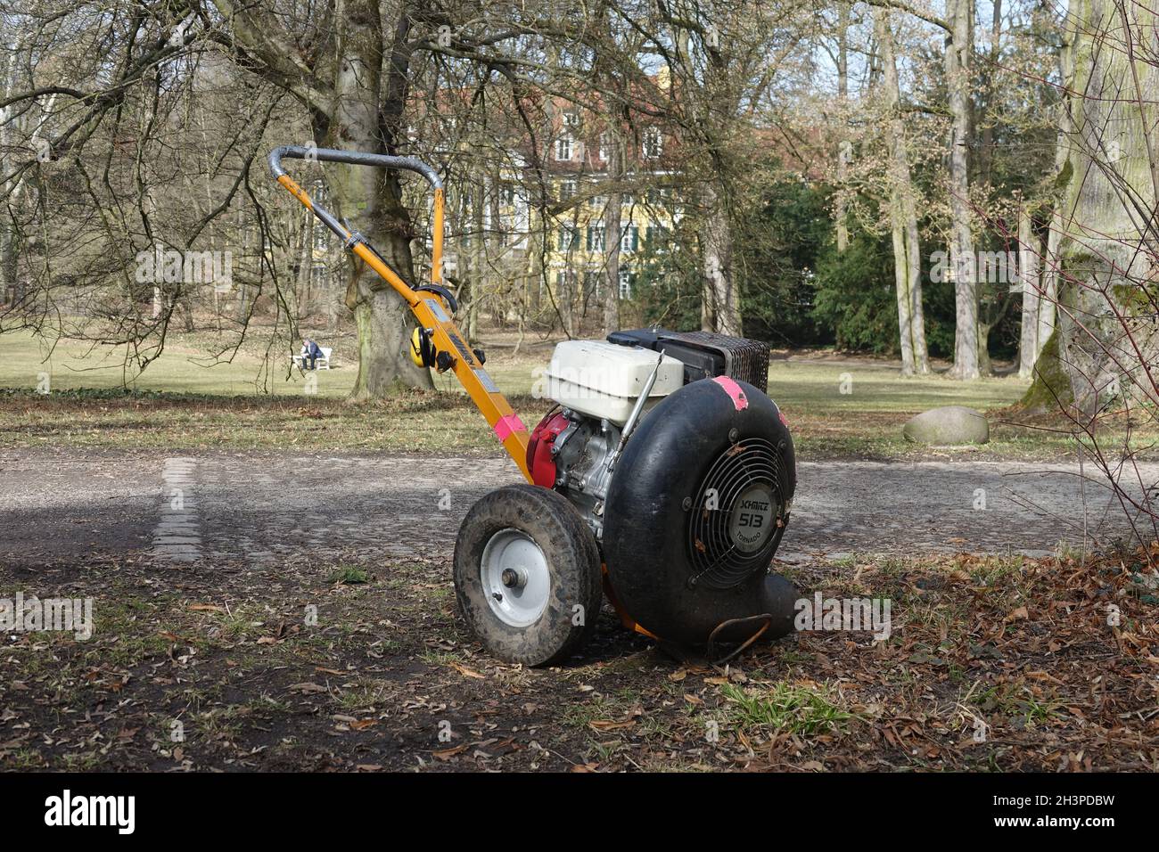 Leaf blower hi-res stock photography and images - Alamy