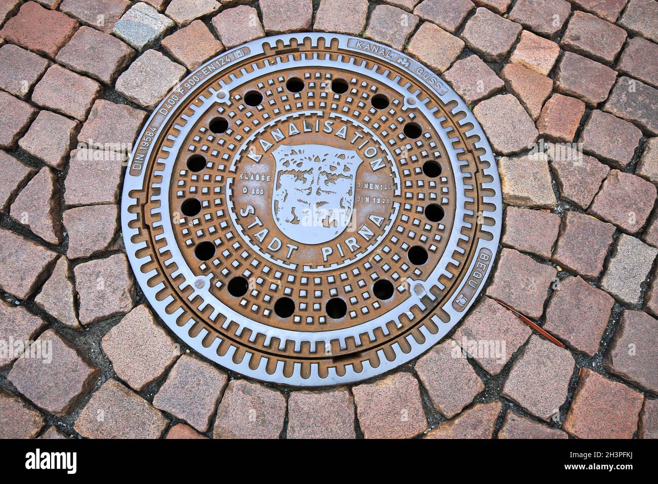 Kanaldeckel hi-res stock photography and images - Alamy