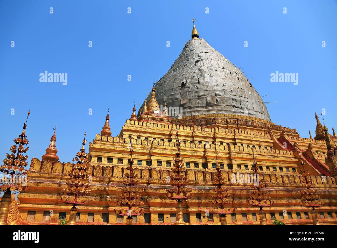 Shwezigon-Pagode in Myanmar Stock Photo - Alamy
