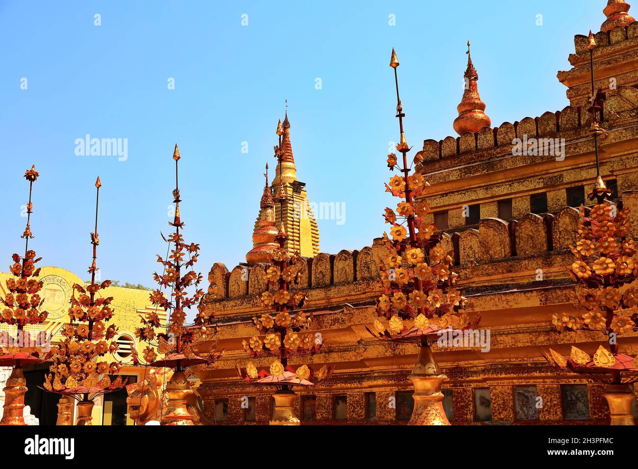 Shwezigon pagode hi-res stock photography and images - Alamy