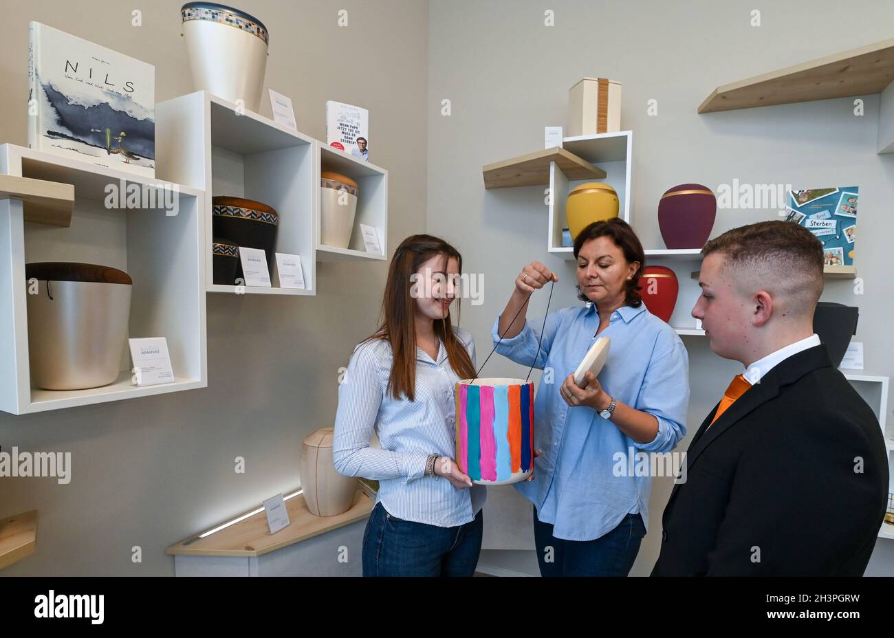 Leipzig, Germany. 18th Oct, 2021. Paula Meißner (l) and Lennard Wehner ...