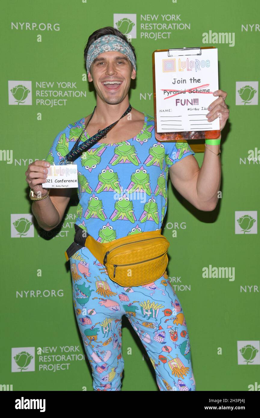 New York, USA. 29th Oct, 2021. Antoni Porowski attends the Bette Midler ...