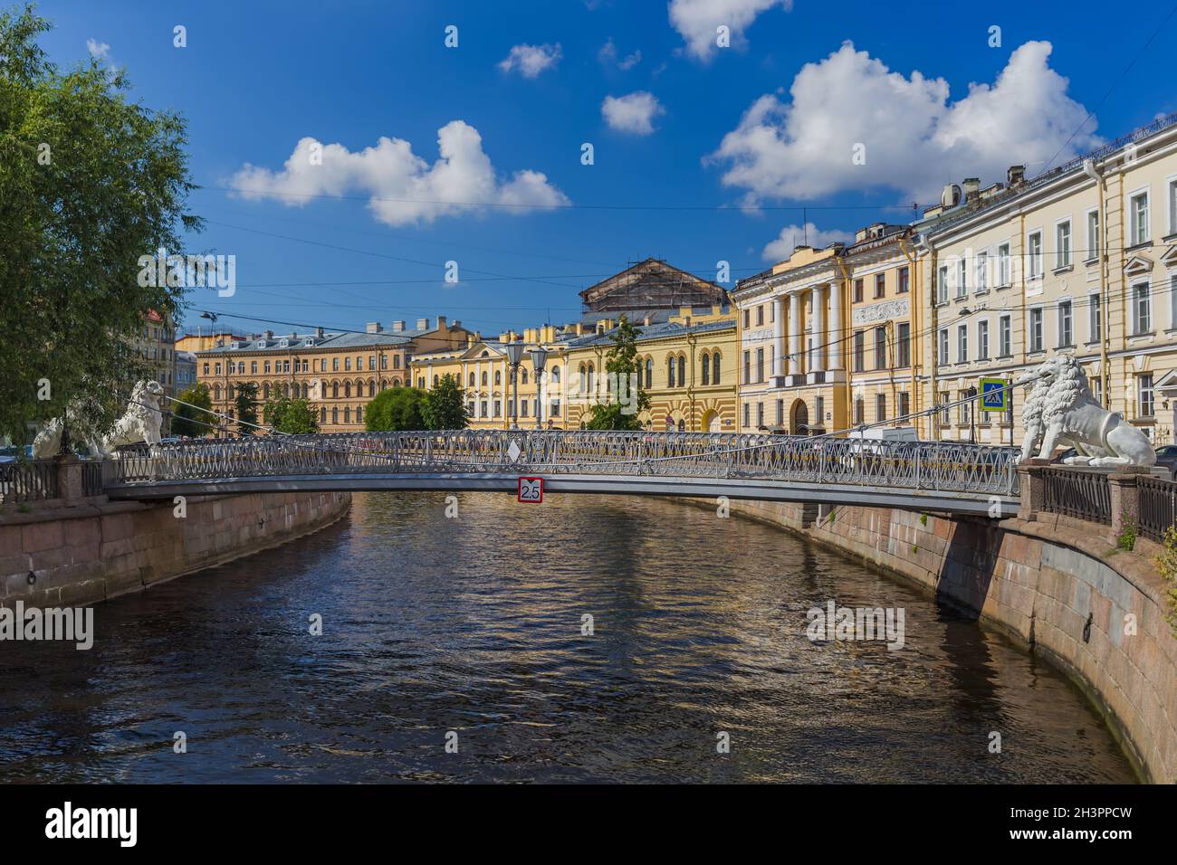 Lions bridge on Griboyedov channel Stock Photo - Alamy