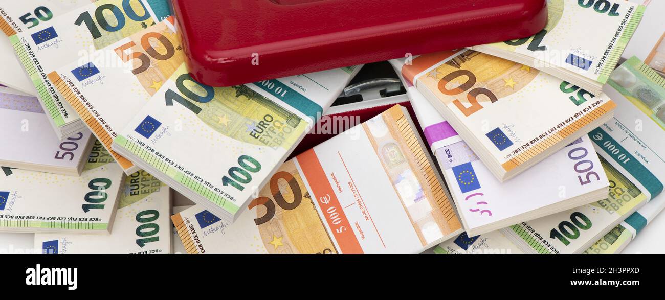 Bundles money euro banknotes hi-res stock photography and images - Alamy