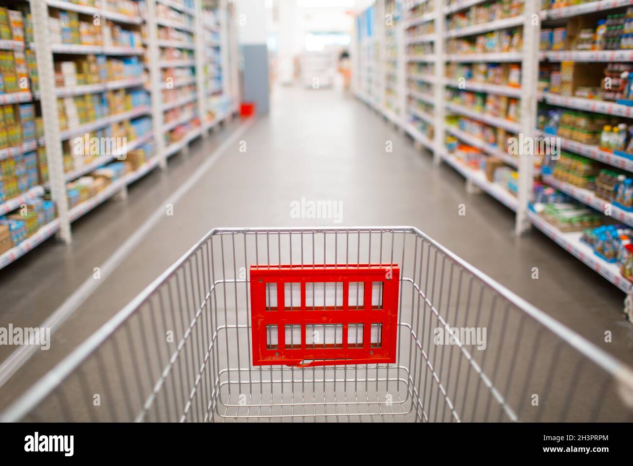 Steel grocery cart hi-res stock photography and images - Alamy
