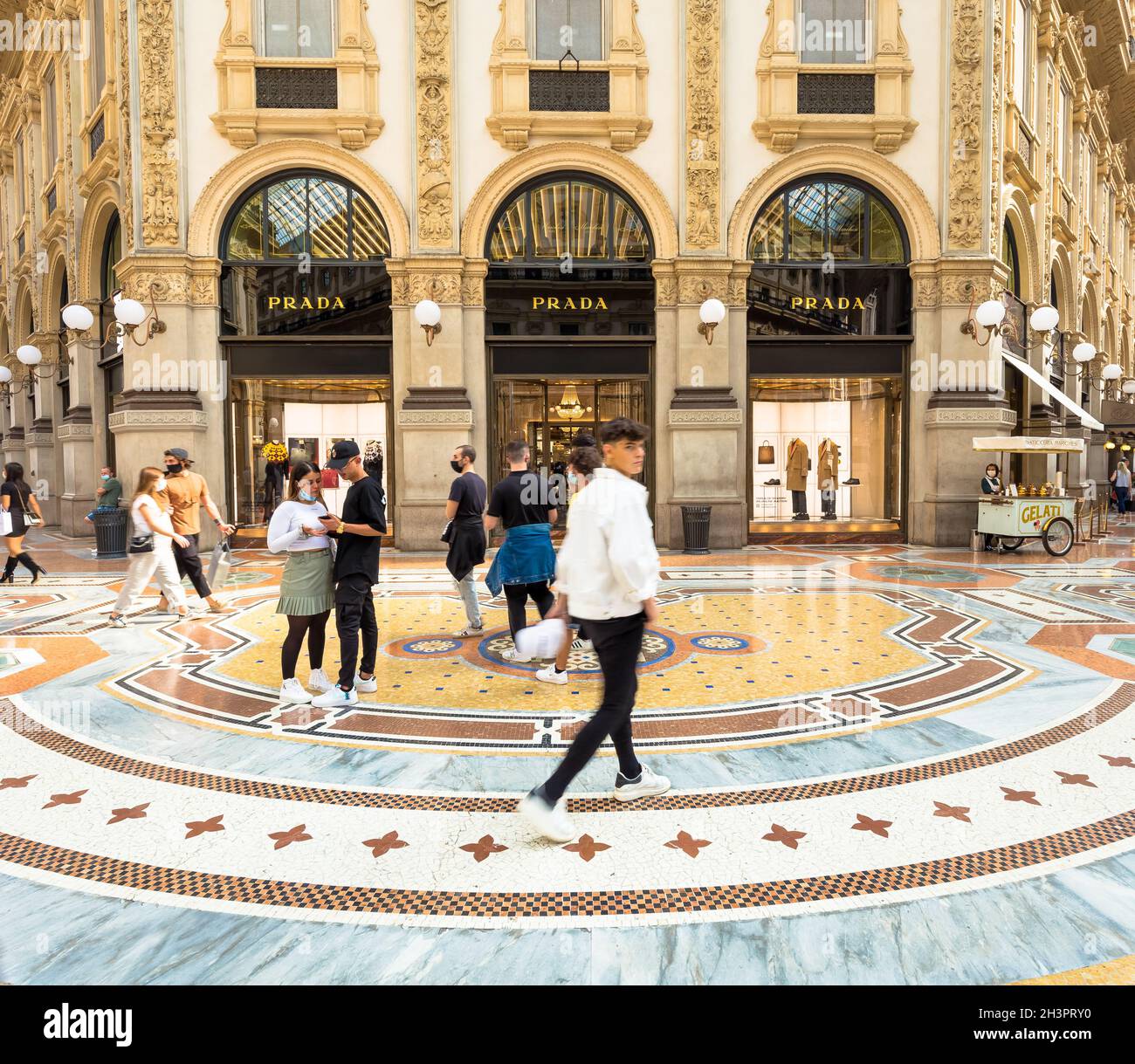 Milan shopping luxury hi-res stock photography and images - Alamy