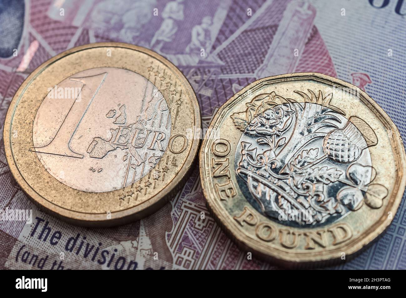 British sterling coins banknotes hi-res stock photography and images ...