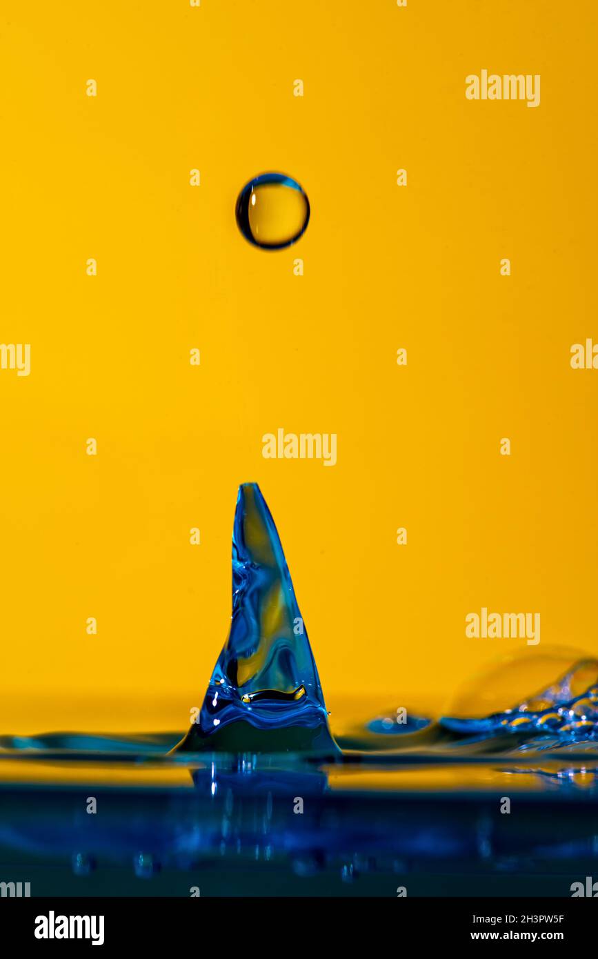 Yellow water splash hi-res stock photography and images - Alamy