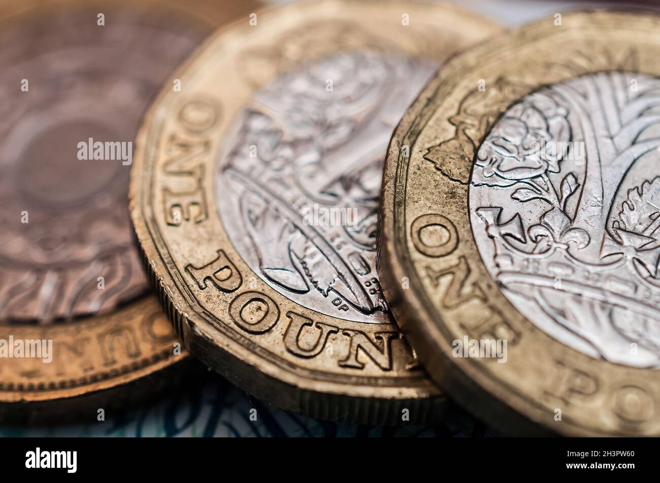 Gold one pound coins hi-res stock photography and images - Alamy