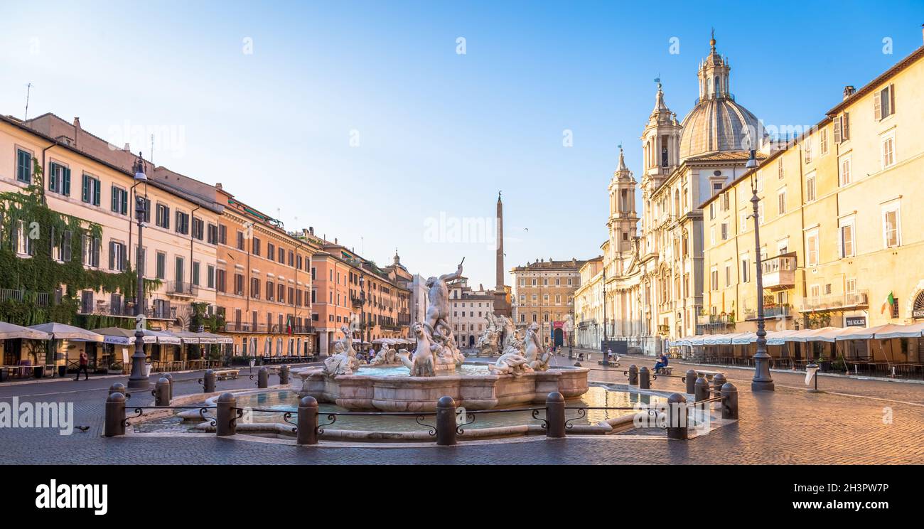 Sunrise light on Piazza Navona (Navona Square) buildings in Rome, Italy ...