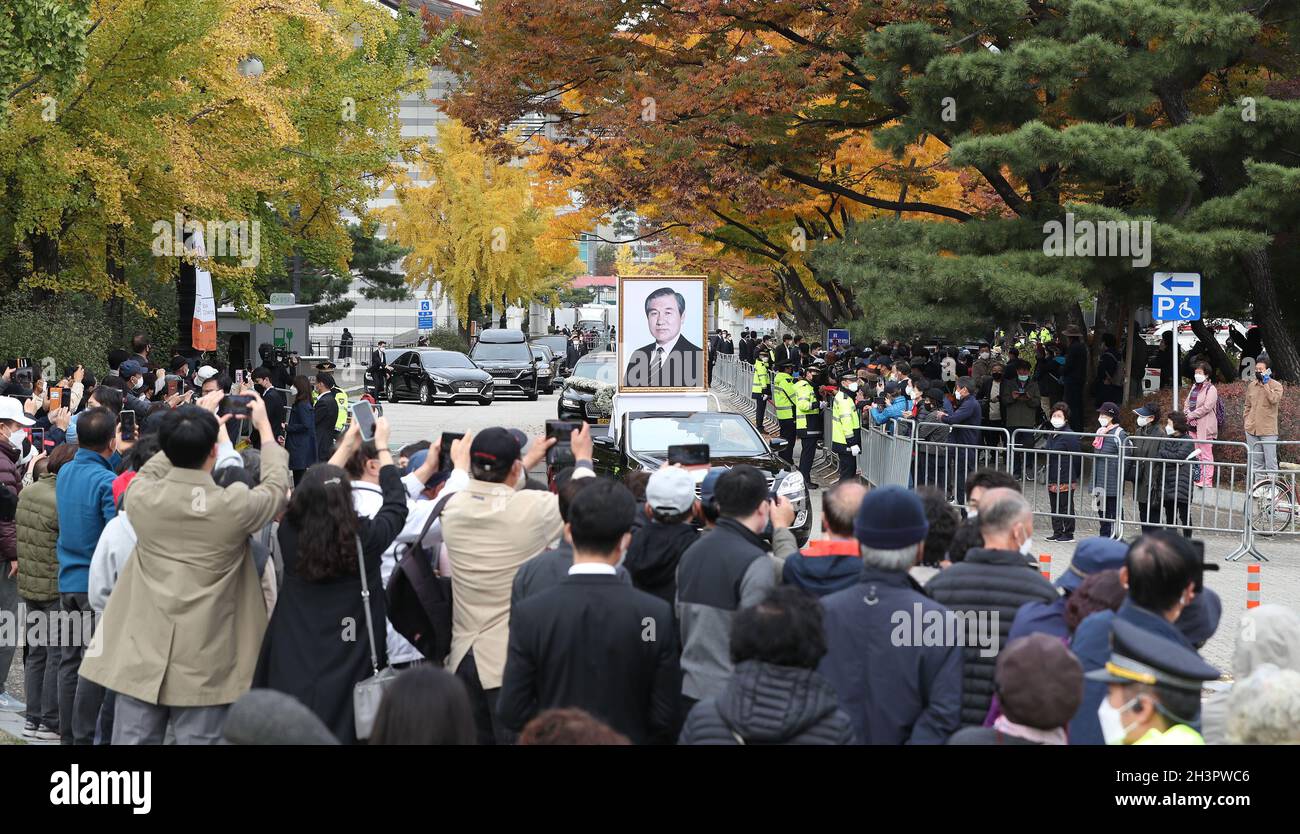 30th Oct, 2021. Citizens at Roh's funeral Citizens take pictures with ...