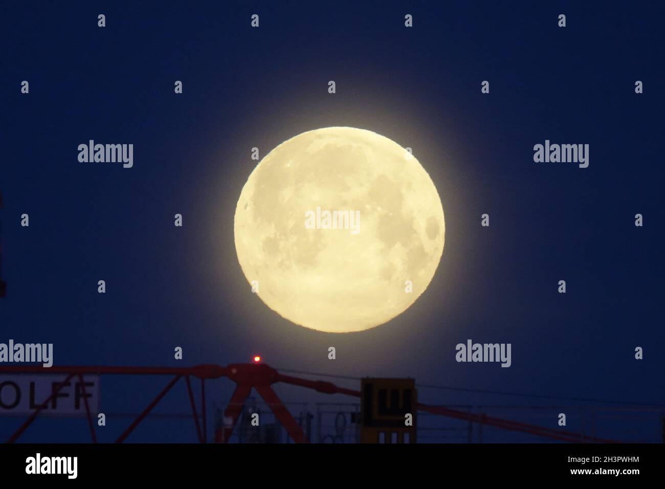Moon and lightning hi-res stock photography and images - Alamy