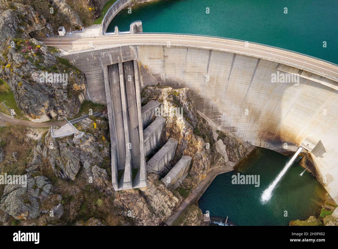 Aerial footage of dam hi-res stock photography and images - Alamy